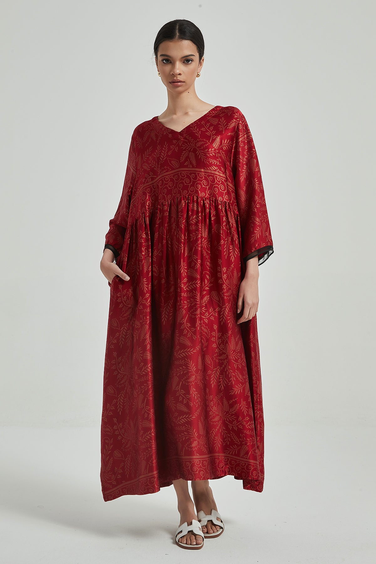 Vestido de seda elegante y acogedor con estampado retro y cuello en V ...